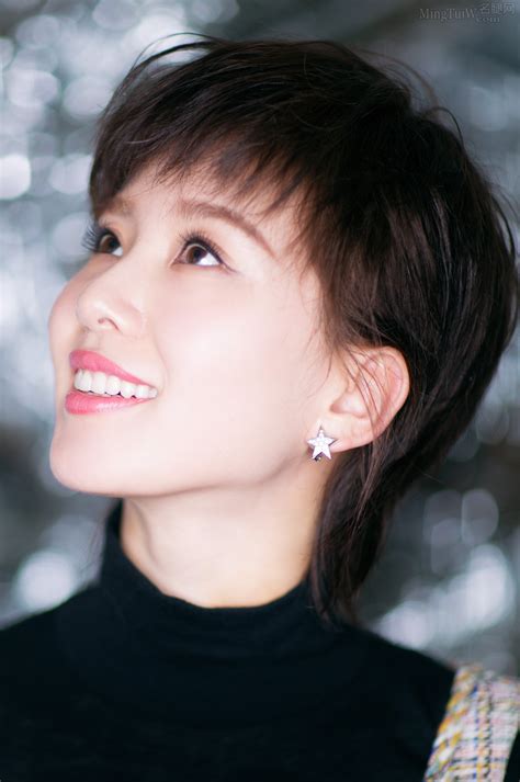 刘诗诗出席时尚活动白皙美腿引人注目1414 名腿网