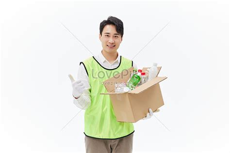 플라스틱 쓰레기 이미지를 들고 있는 공익 환경 보호 자원봉사자 사진 무료 다운로드 Lovepik