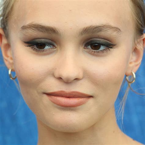 Lily Rose Depp Makeup Taupe Eyeshadow White Eyeshadow And Coral