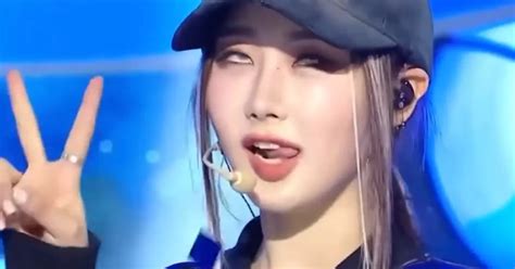 ㅇㅎ 생방송 도중 아헤가오 시전한 여자 아이돌 ㄷㄷㄷ 엽기자랑 와이고수