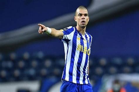 بورتو يعلن تمديد عقد بيبي حتى 2024 يلاكورة