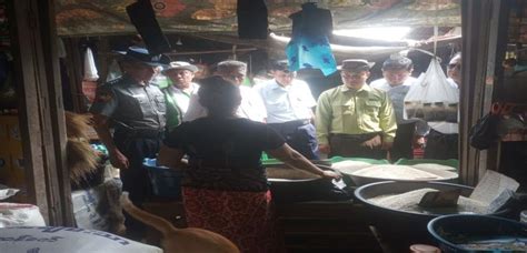 ကော့မှူးမြို့နယ်ဈေးကွက်အတွင်းရောင်းချသောဆန်ဆိုင်များအားကွင်းဆင်းစစ်ဆေးခ