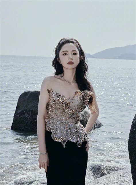 董璇46岁状态绝了！海边穿搭美出新高度，举手投足皆是风情