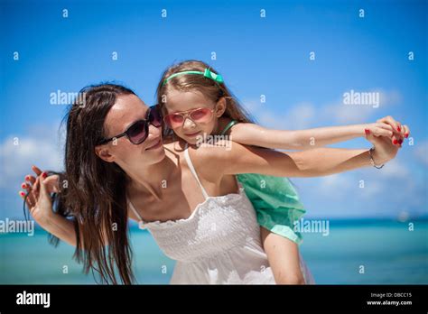 Junge Schöne Mutter Und Ihrer Süßen Kleinen Tochter Viel Spaß Am