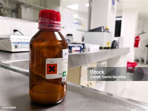 Botol Amber Untuk Menyimpan Zat Kimia Berbahaya Simbol Bahaya Pada