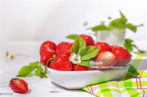테이블에 흰색 도자기 그릇에 딸기 육즙이 잘 익은 붉은 딸기로 채워진 그릇 0명에 대한 스톡 사진 및 기타 이미지 0명 건강한 생활방식 건강한 식생활 Istock