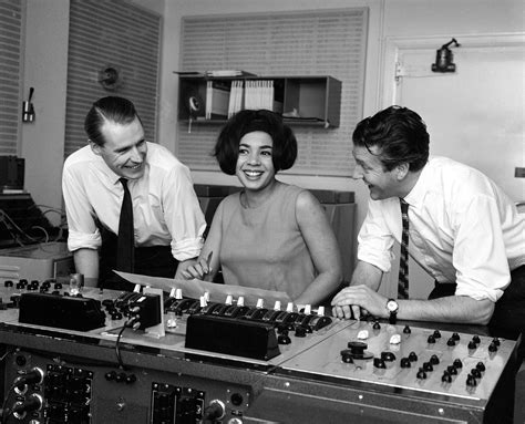 Los Diamantes No Son Eternos Shirley Bassey Subasta Sus Joyas Fusilerías