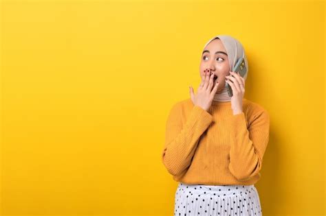 Linda Garota Asiática Espantada Usando Hijab Falando No Celular Com Um