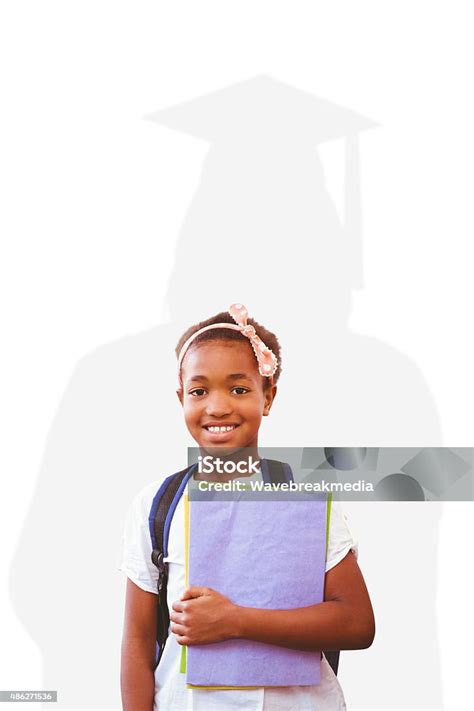 Gambar Komposit Gadis Kecil Memegang Folder Di Koridor Sekolah Foto Stok Unduh Gambar Sekarang