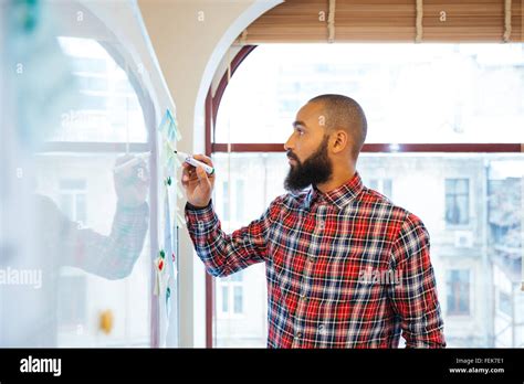 Profil Von Schönen Afrikanischen Mann Mit Bart Stehen Und Am Whiteboard Schreiben