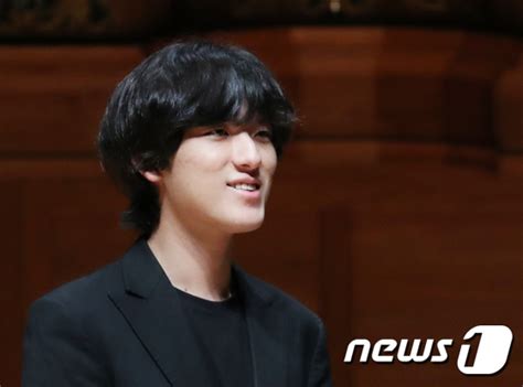 미소 짓는 임윤찬 네이트 연예