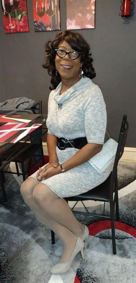 Sitting Pretty🏳️‍⚧️🏳️‍🌈 R Crossdressrealism