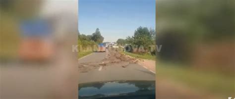 Makina Për Korrjen E Misrit Mbush Me Baltë Rrugën Banjë Istog Video Klan Kosova
