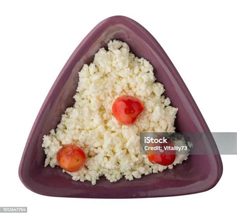 흰색 배경에 고립 체리와 코 티 지 치즈입니다 접시에 체리와 코 티 지 치즈입니다 0명에 대한 스톡 사진 및 기타 이미지 0명 건강한 식생활 과일 Istock