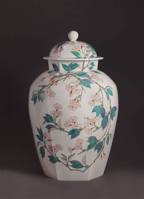Kakiemon 20th Century Japanese Art Pottery Kakiemon Style Vase With