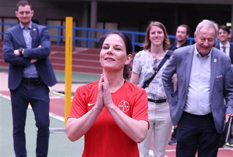 Annalena Baerbock Springt Trampolin In Leverkusen Bilder