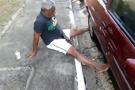 Pinguco Mijando Na Calcada Do Bar Eporner