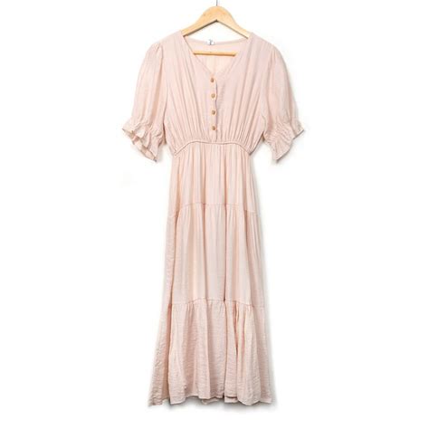 【林彤私服】粉色 V 領縮腰長洋裝 黑色釦環設計上衣｜popchill 拍拍圈