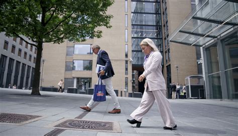 Sandra Borch Kan Komme Tilbake