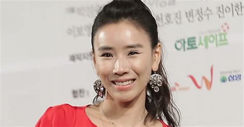 포즈 취하는 윤현숙