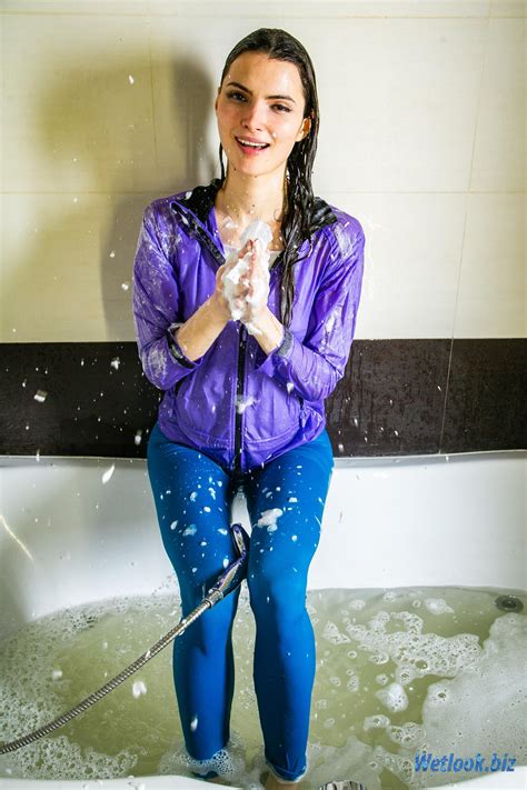 Wetlook Sport Girl In Leggings Get Wet In Bath Rwetlookgirls
