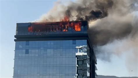 Voraz Incendio Consume Moderno Edificio En Vitacura 24horas