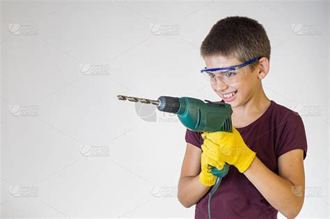 一个小男孩拿着电钻。