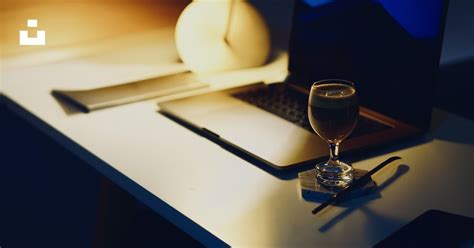 테이블에 조명이 켜진 책상 램프 사진 Unsplash의 무료 램프 이미지