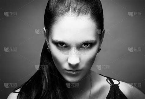 特写一幅严肃的