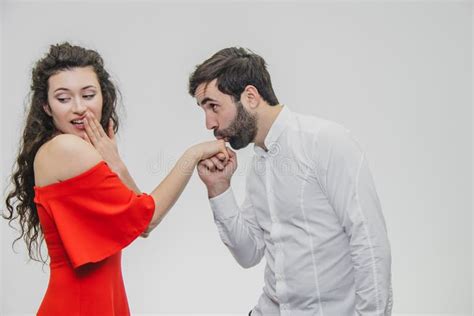 El Muchacho Bonito Joven Besa A Su Muchacha Hermosa Maravillosamente