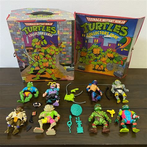 Vintage Teenage Mutant Ninja Turtles Collectors Case 8 Action Figures