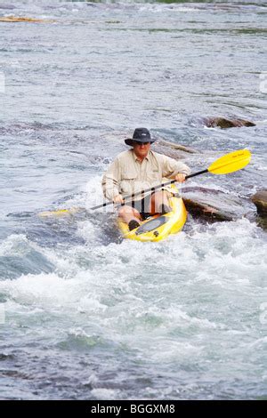 Man Paddling à Travers Des Rapides De Classe I Ii En Kayak Rivière Chattahoochee Géorgie Modèle