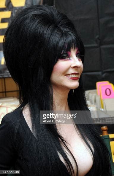 Cassandra Peterson Aka Elvira Mistress Of The Dark Makes A Store