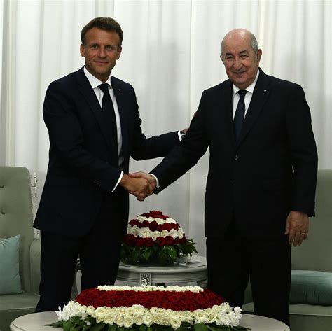 Des Câlins Et Un Bisou Sur La Joue Les Retrouvailles Macron Tebboune Provoquent Un Tollé