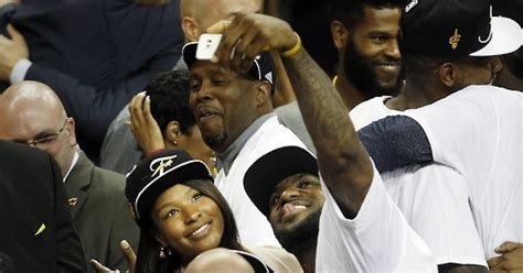 르브론 제임스 아내 사바나와 함께 기쁨의 셀카