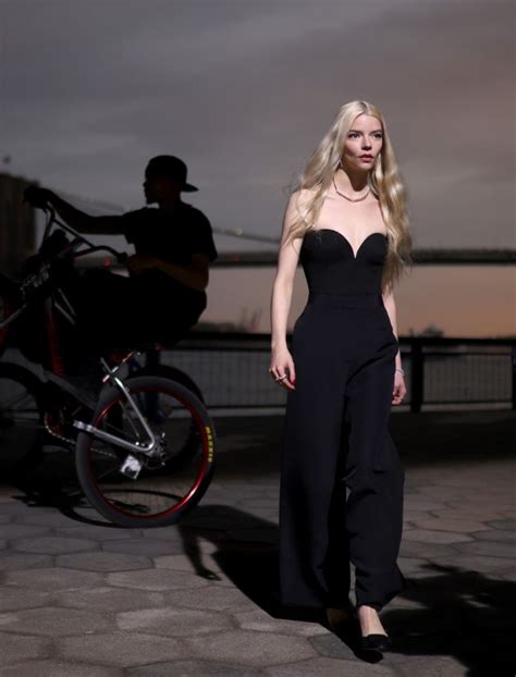 Anya Taylor Joy Walks Around Manhattan In Tiffany Jewelry Photos The Fappening