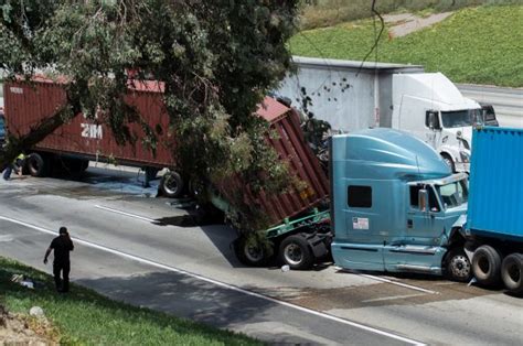 8 Big Rigs Collide On Eastbound 60 Freeway In Chino Daily Bulletin