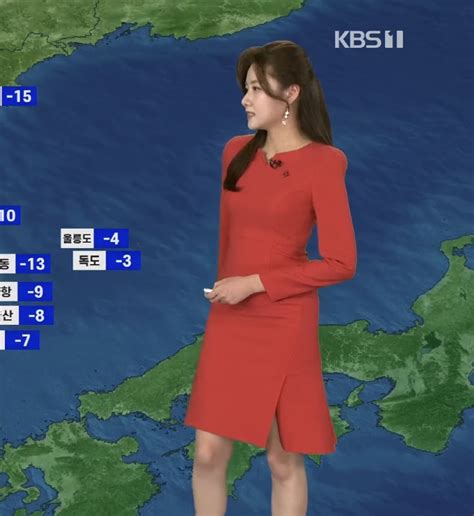 연예패션 20230128 주말 Kbs 7시 뉴스에 나오는 김규리 기상캐스터 빨강색 원피스 이쁘네요 예쁜 원피스 의상 오피스룩