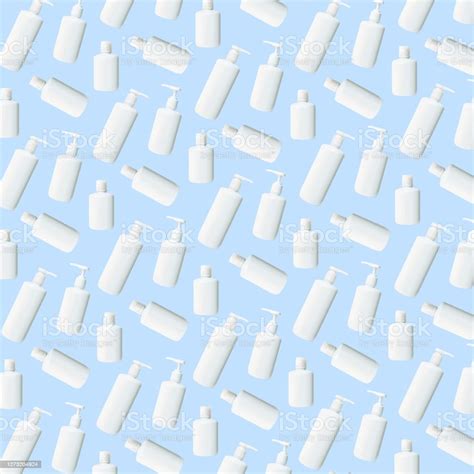 화장품 패키지의 패턴 밝은 파란색 배경에 고립 된 빈 흰색 플라스틱 용기의 빈 템플릿 세트 스프레이 디스펜서 및 튜브병 0명에