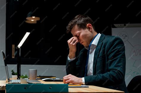 Profesional Adulto Cansado Después De Trabajar De Noche Foto Gratis