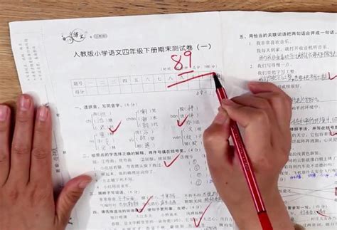 老师改完试卷写分数时，为什么总要画两条红线？可算给出答案了 每日头条