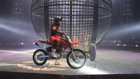 Tragedia Al Circo Scontro Tra Moto Acrobatiche Muore Uno Stuntman Di 26 Anni