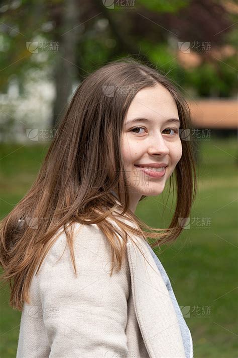 可爱的学生在去学校的路上摆姿势