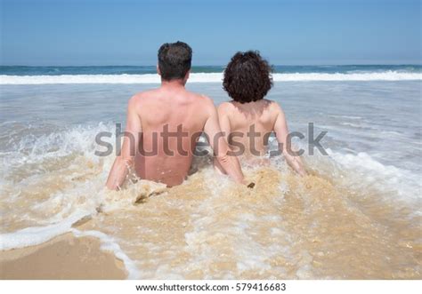 Naked Couple Ocean Beach Summer Vacation Foto Stock 579416683