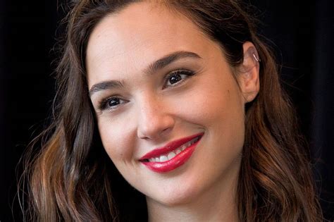 Gal Gadot Hairstyles And Makeup Celebrity Beauty Wonder Woman Glamour Uk