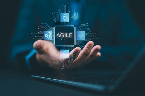 애자일 개발 방법론 개념 반복적인 방법 단계별 작업을 줄이고 팀에 집중합니다 가상 화면에 Agile 아이콘이 있는 사업가 감소에