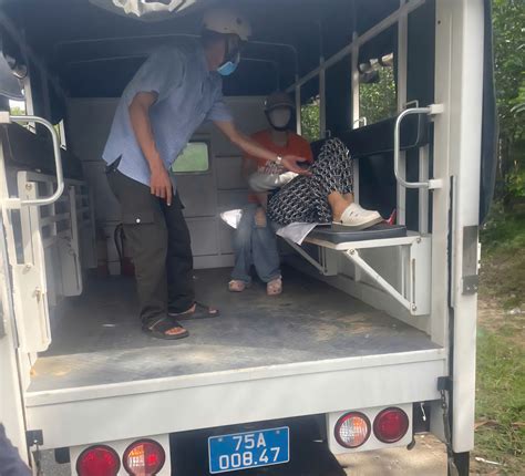 Công An Xã Dùng Xe Chuyên Dụng đưa Người Phụ Nữ Ngất Xỉu Giữa đường đi