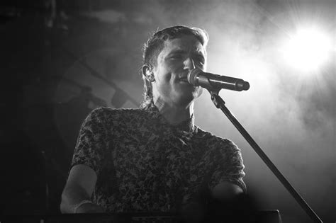 무료 이미지 검정색과 흰색 화이트 음악회 어둠 음악가 검은 단색화 단계 명음 기타리스트 환대 공연 예술