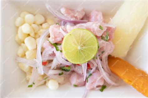 Ceviche Peruano Acompañado De Camote Chifle Choclo Y Limón Foto Premium