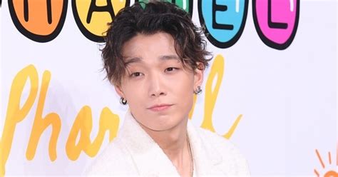 아이콘 바비 느낌 가득한 눈빛